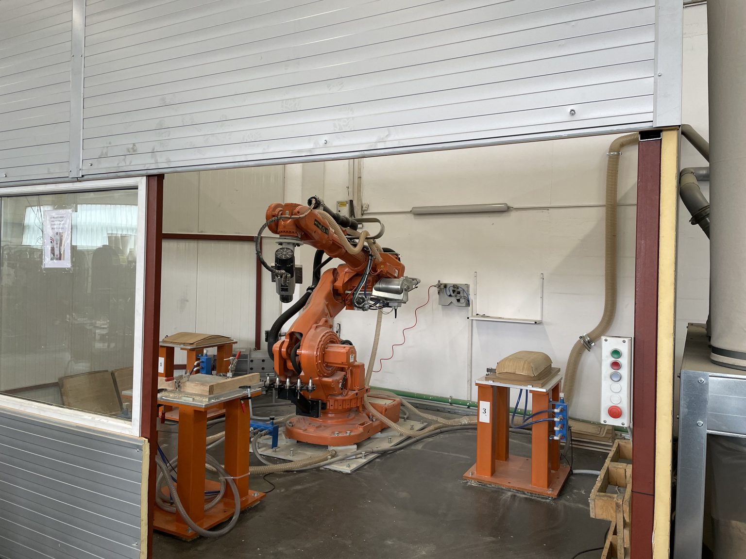 Projektovanje i instalacija robotske ćelije sa robotskom rukom i dva ...