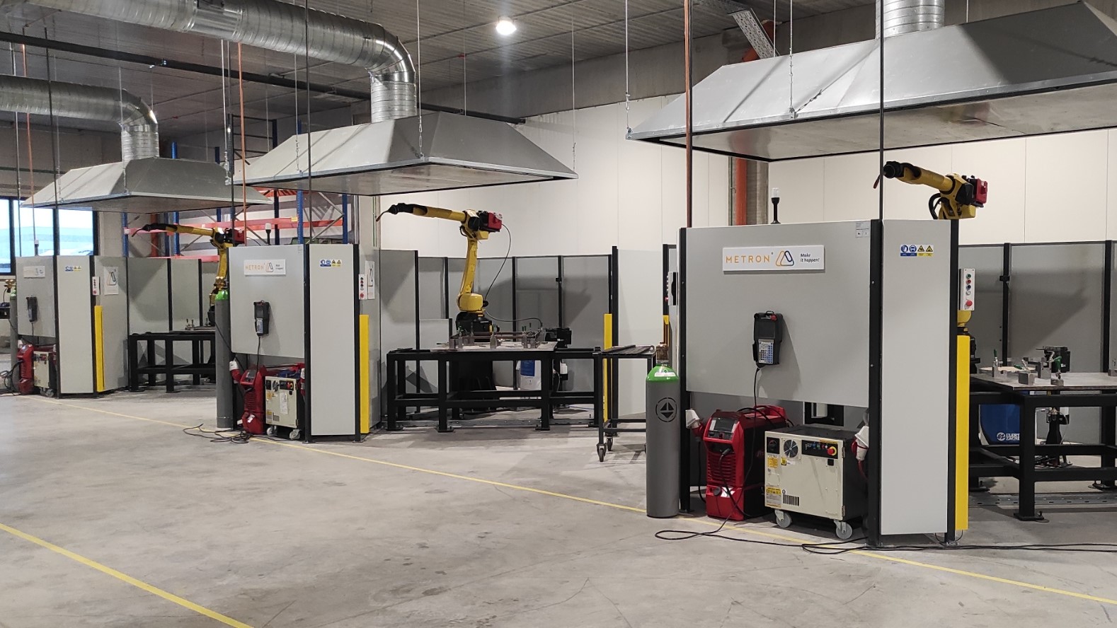 Projektovanje i instalacija robotske ćelije sa robotskom rukom i dva ...