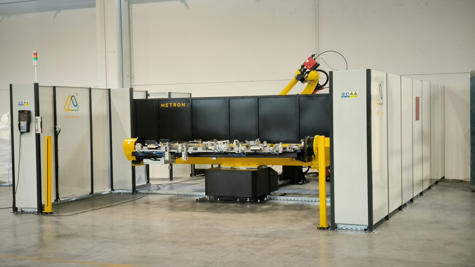 Projektovanje i instalacija robotske ćelije sa robotskom rukom i dva ...